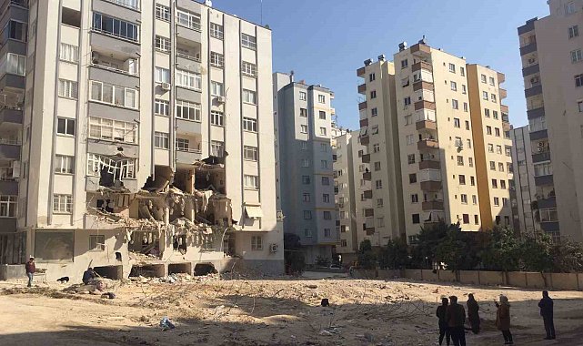 Adana'da yıkılan ve 418 kişiye mezar olan bina enkazları dron ile ... Adana'da yıkılan ve 418 kişiye mezar olan bina enkazları dron ile ...